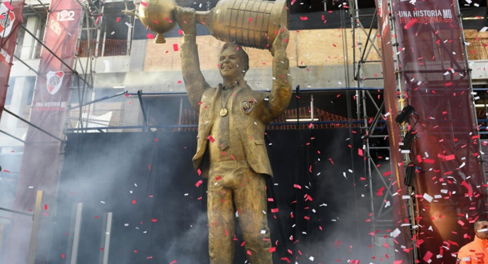 Monumento al «Muñeco»: analizan limar la entrepierna de la estatua de ...